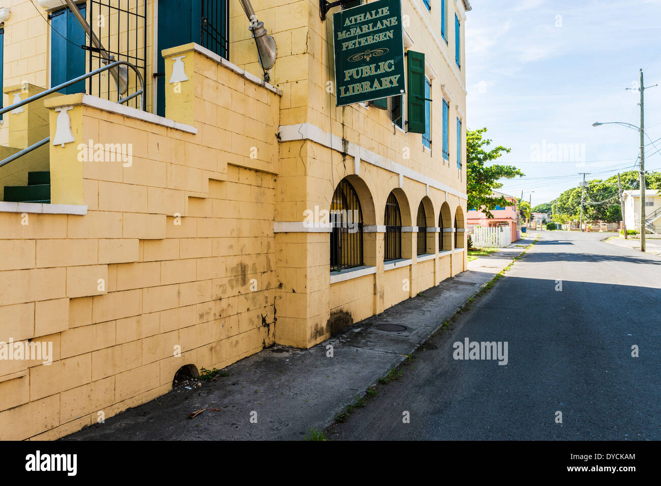 Public library sign hi-res stock photography and images - Alamy