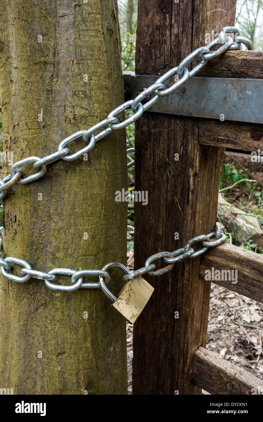 Farm gate chained and padlocked Stock Photo - Alamy