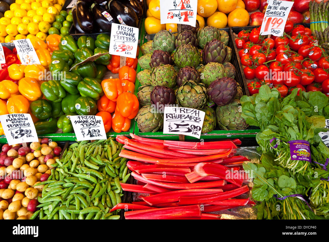 Farmers market vegetable stand hi-res stock photography and images - Alamy