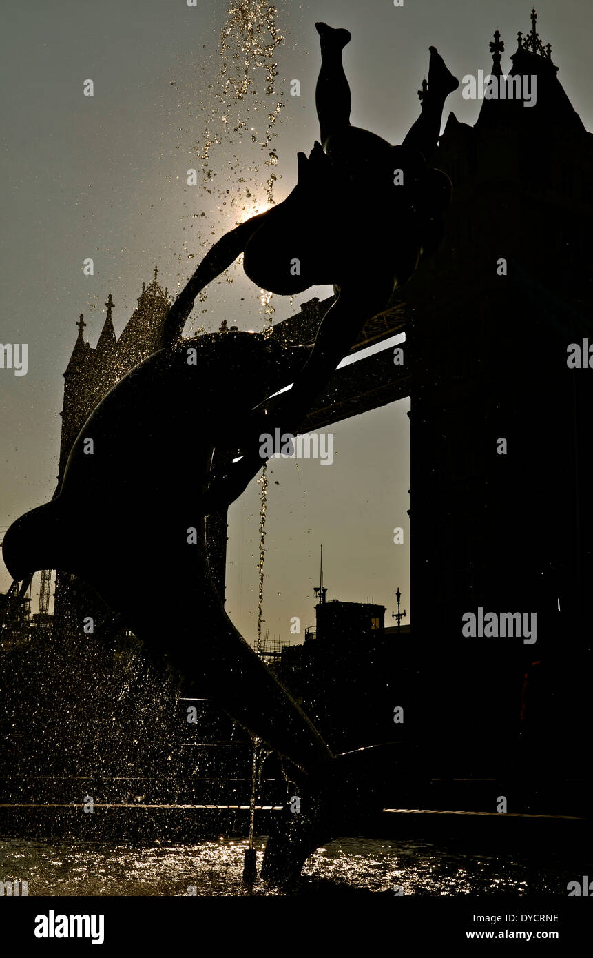 Tower Bridge London, Waterfall statue Stock Photo - Alamy