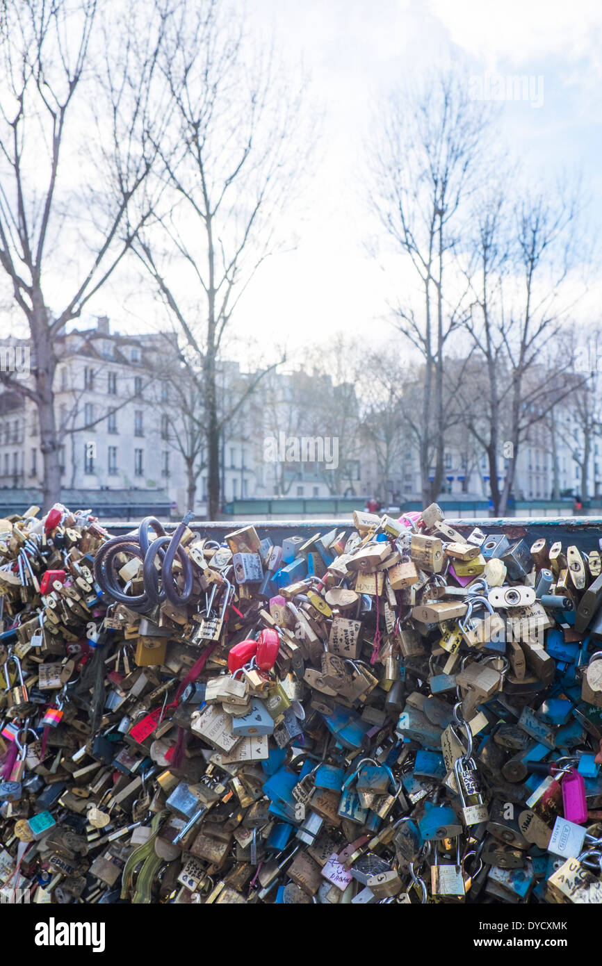 Paris bridge locks hi-res stock photography and images - Alamy