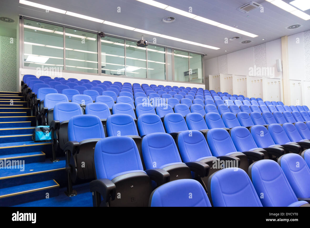 Empty conference hall Stock Photo - Alamy