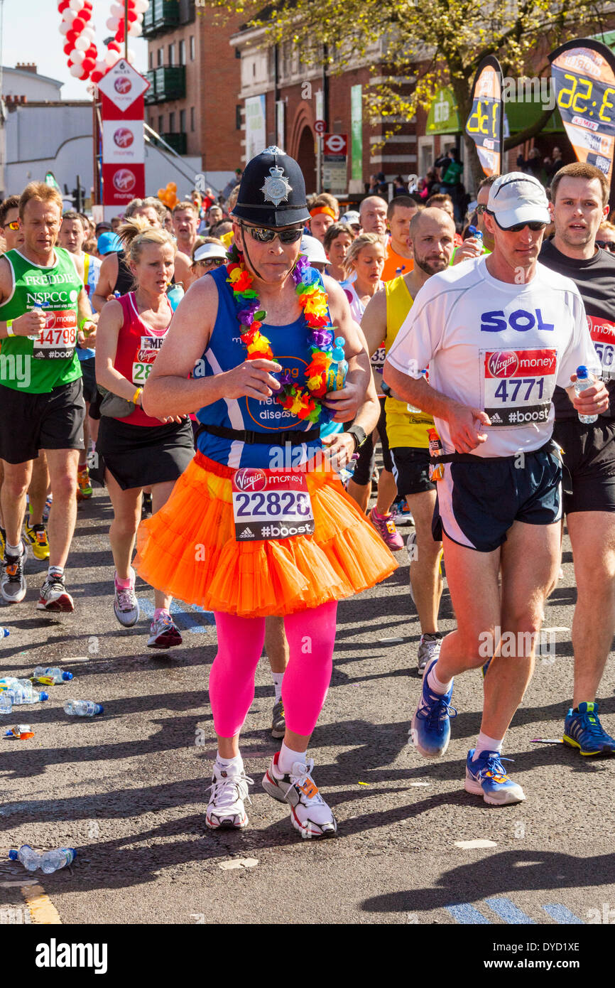 Policeman running hi-res stock photography and images - Alamy