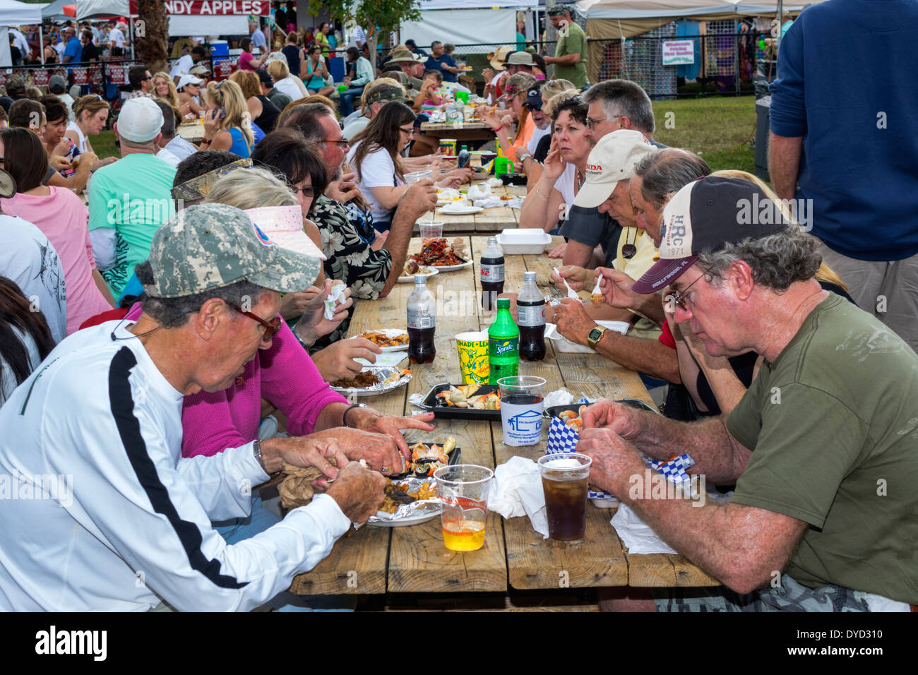 Eating at picnic tables hi-res stock photography and images - Alamy