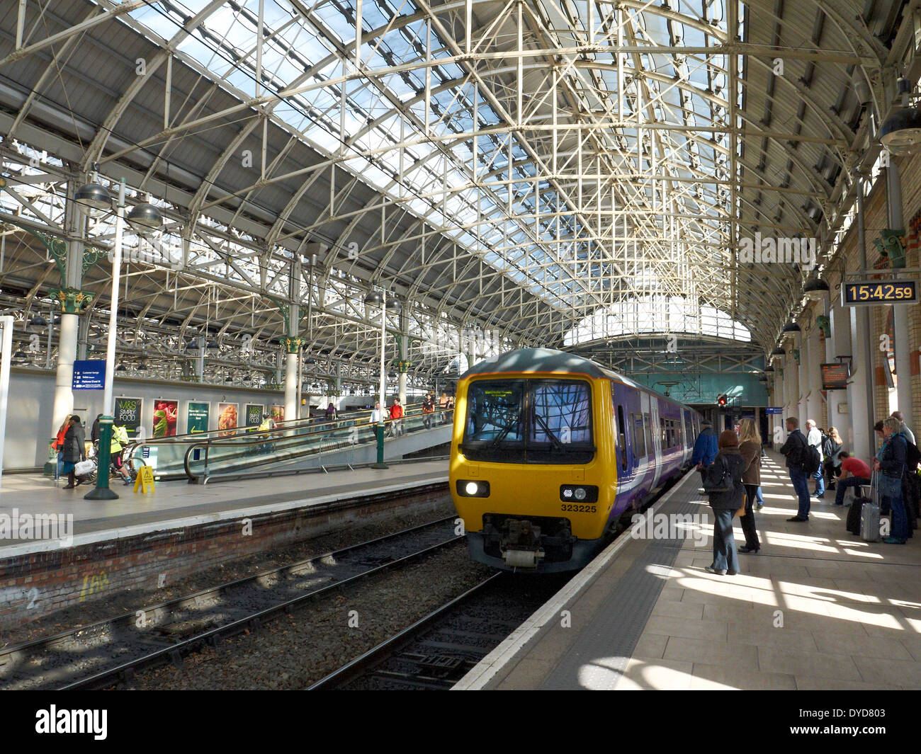 Inside Piccadilly Railway station in Manchester UK Stock Photo - Alamy
