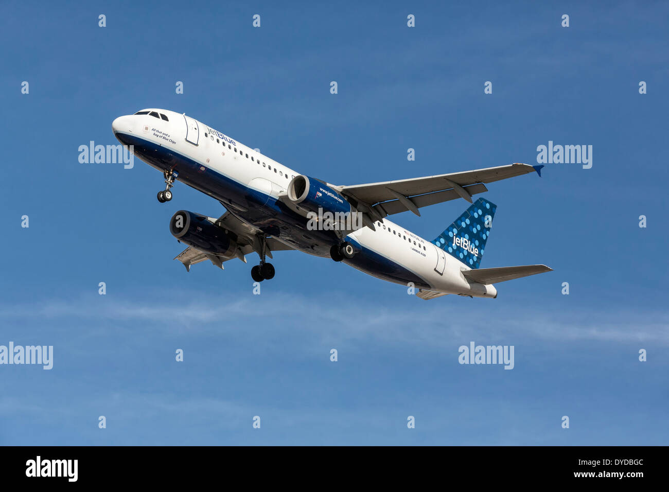 An Airbus A320 of JetBlue on final approach Stock Photo - Alamy
