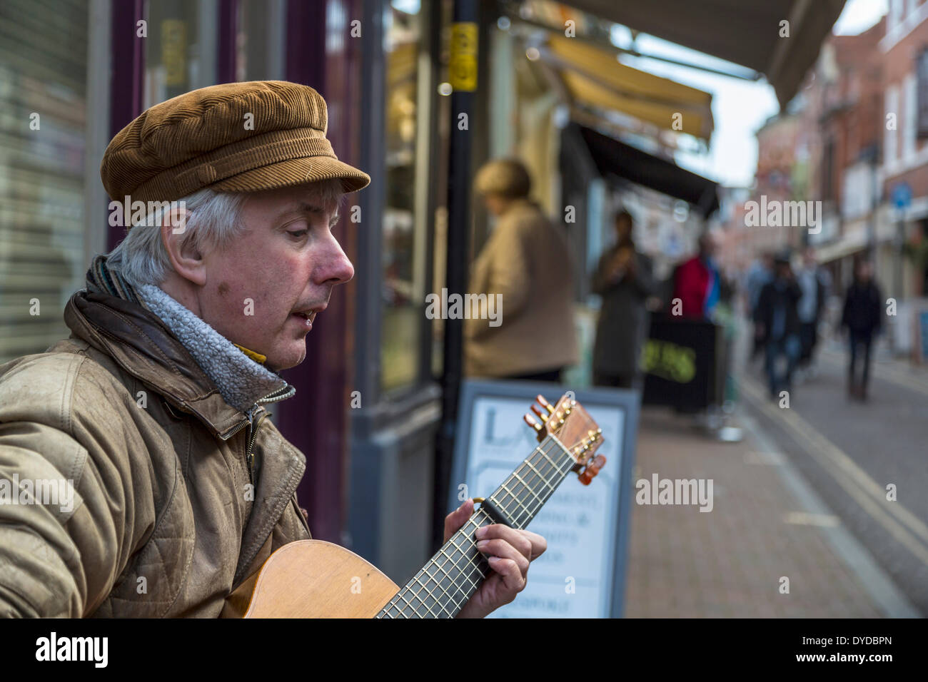 Busker playing music street pavement hi-res stock photography and ...