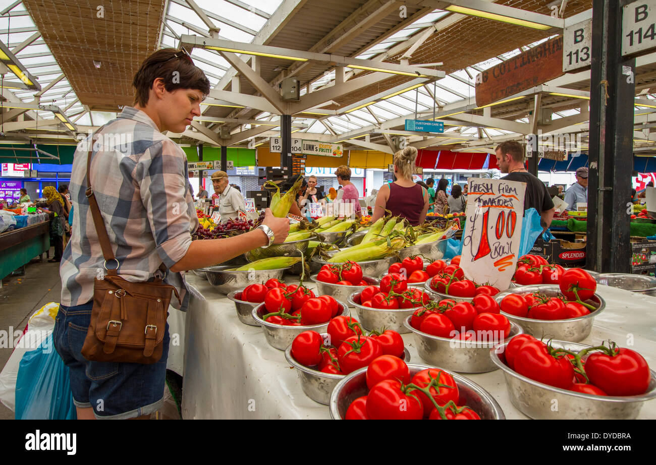 Shoppers examine hi-res stock photography and images - Alamy