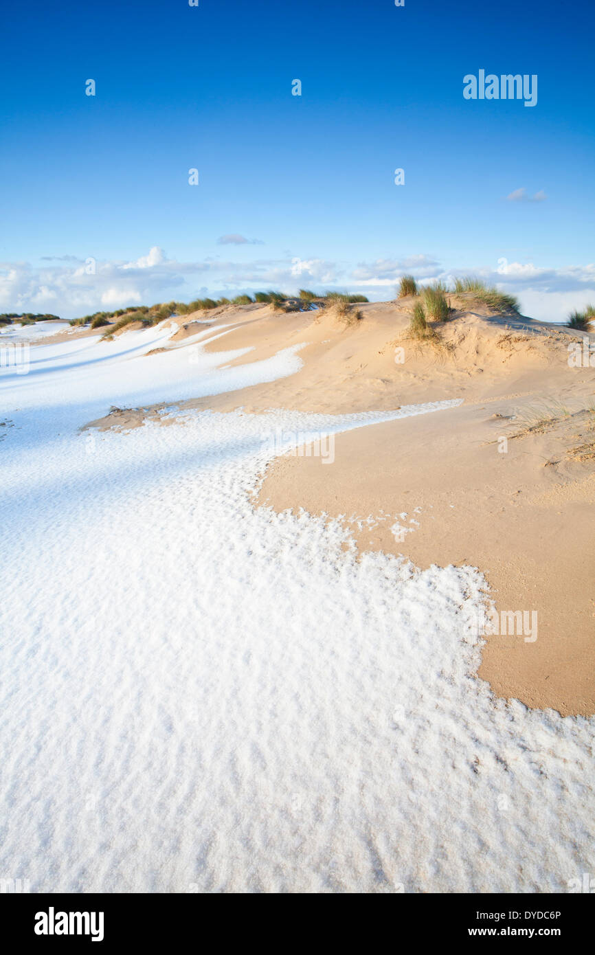 Uk beach winter snow norfolk hi-res stock photography and images - Alamy