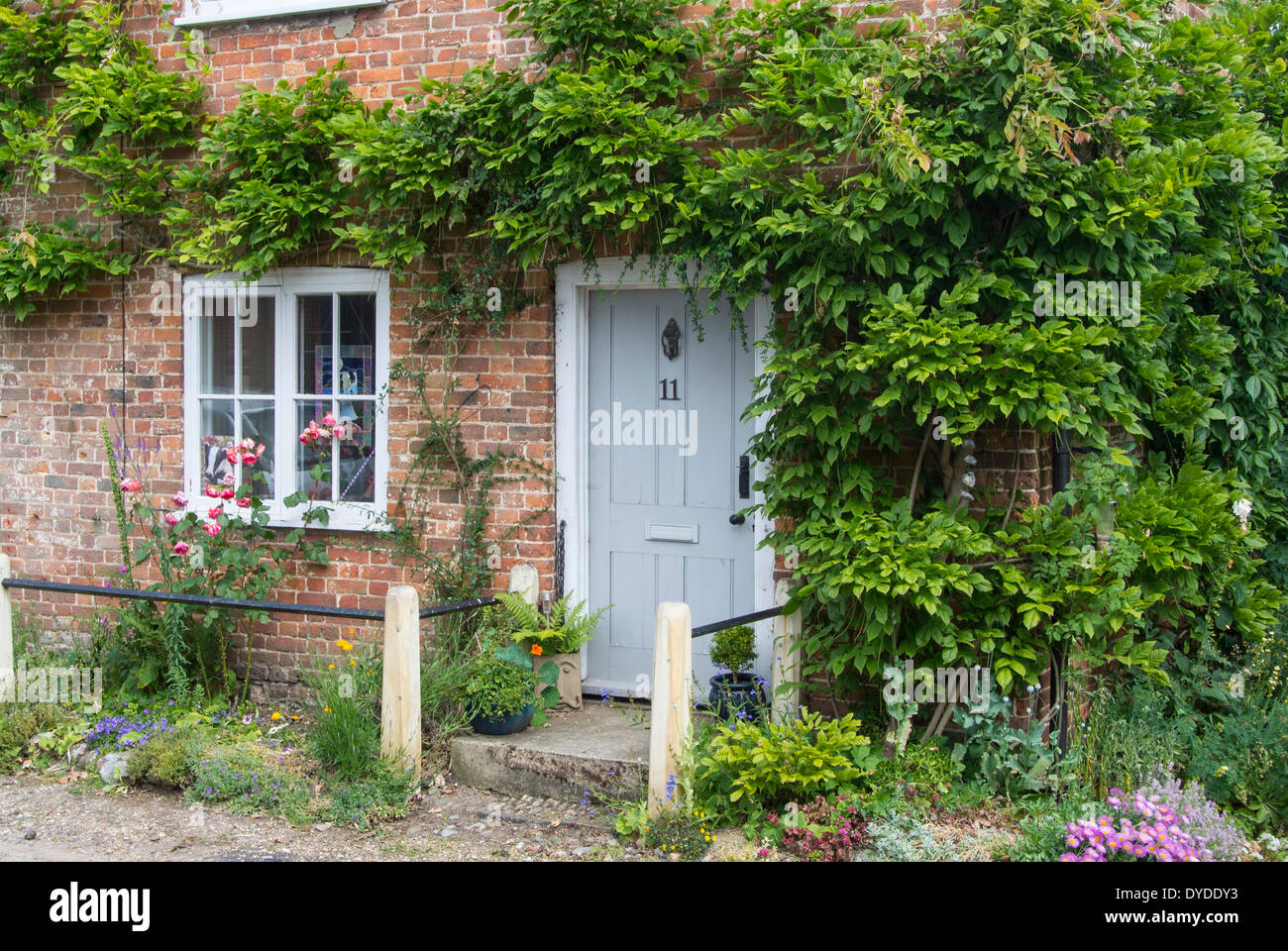 Country cottage door hi-res stock photography and images - Alamy
