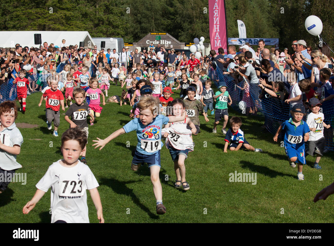 Children running race at school hi-res stock photography and images - Alamy