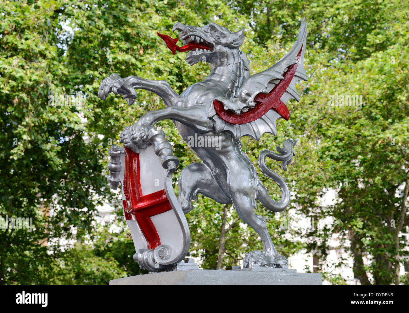City of london dragon statue hi-res stock photography and images - Alamy