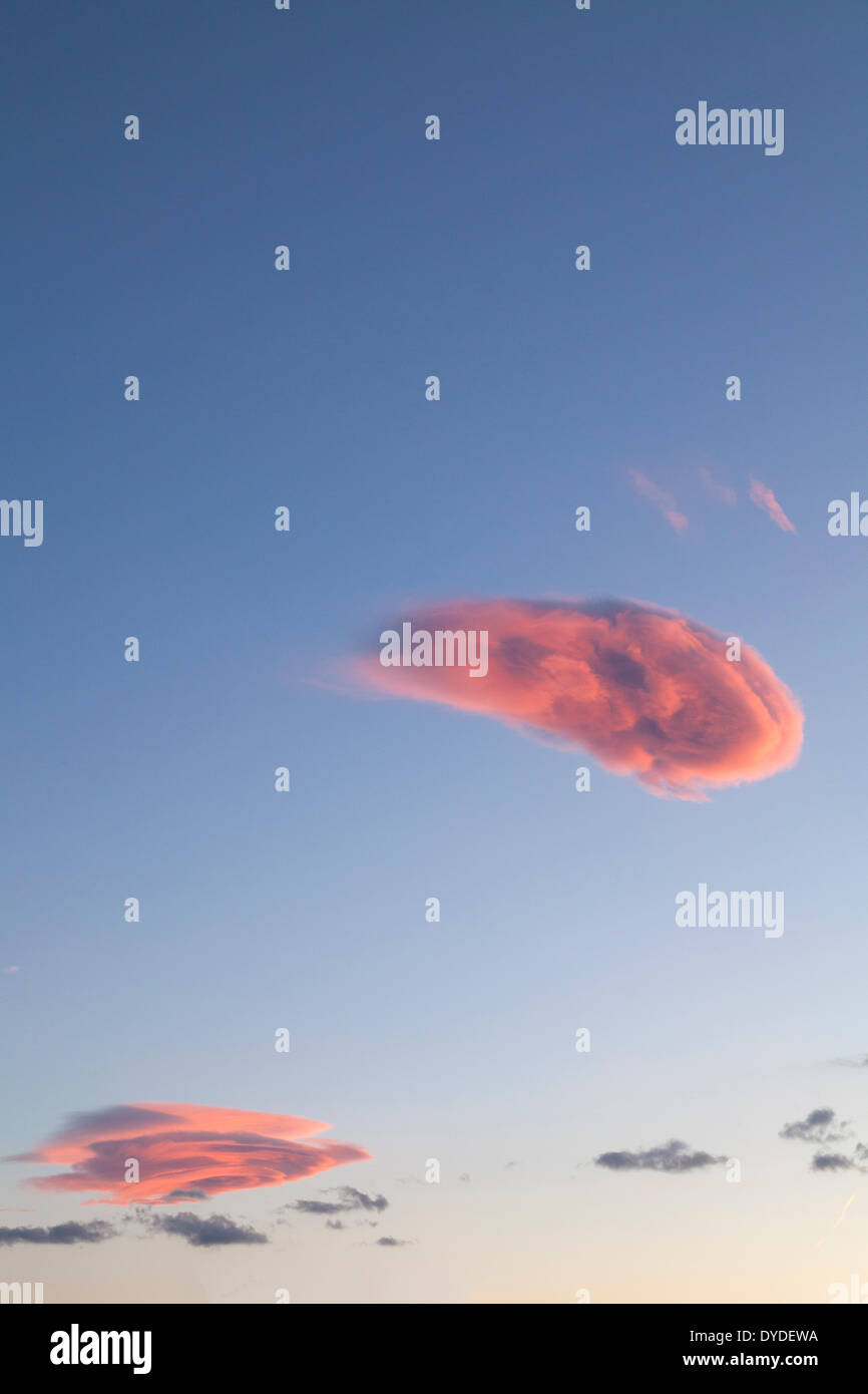 Pink sky and clouds hi-res stock photography and images - Alamy