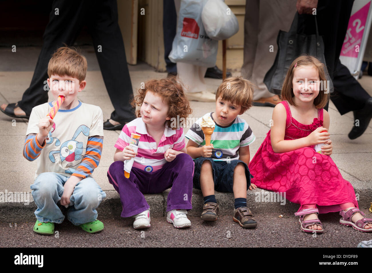Sitting on pavement sidewalk hi-res stock photography and images - Alamy