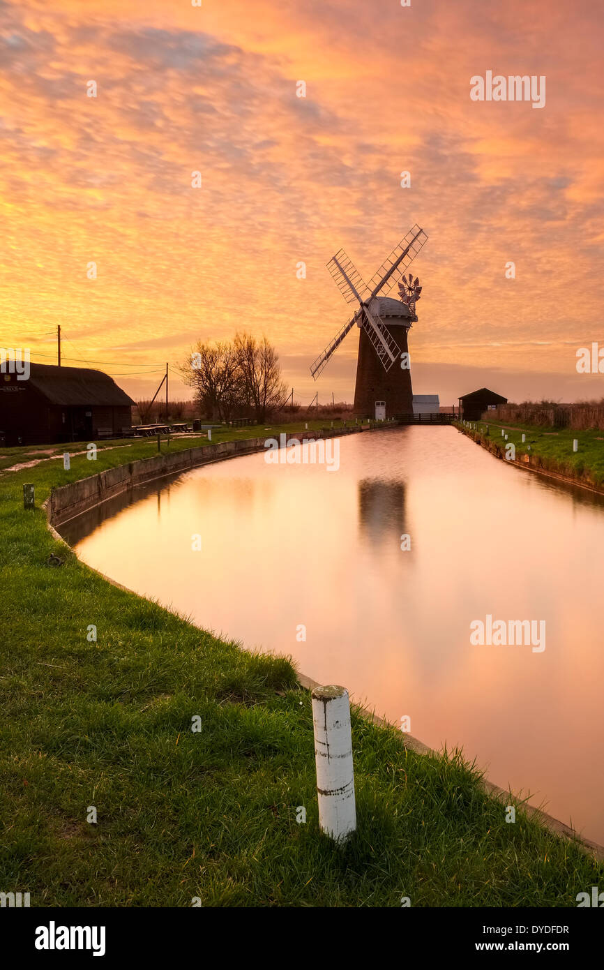 Horsey mill norfolk broads windmill hi-res stock photography and images ...