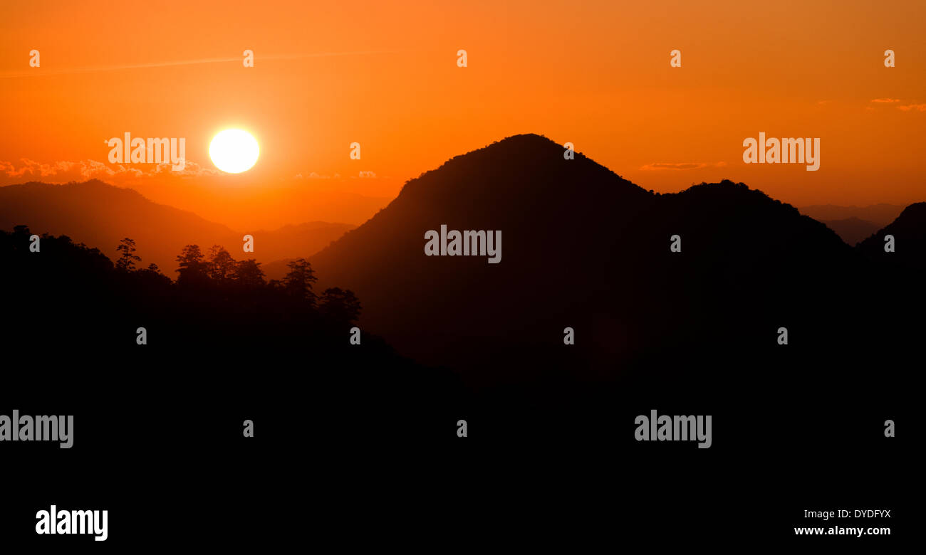 Sunset over the mountains seen from King Lom Check Point near Pai Stock ...