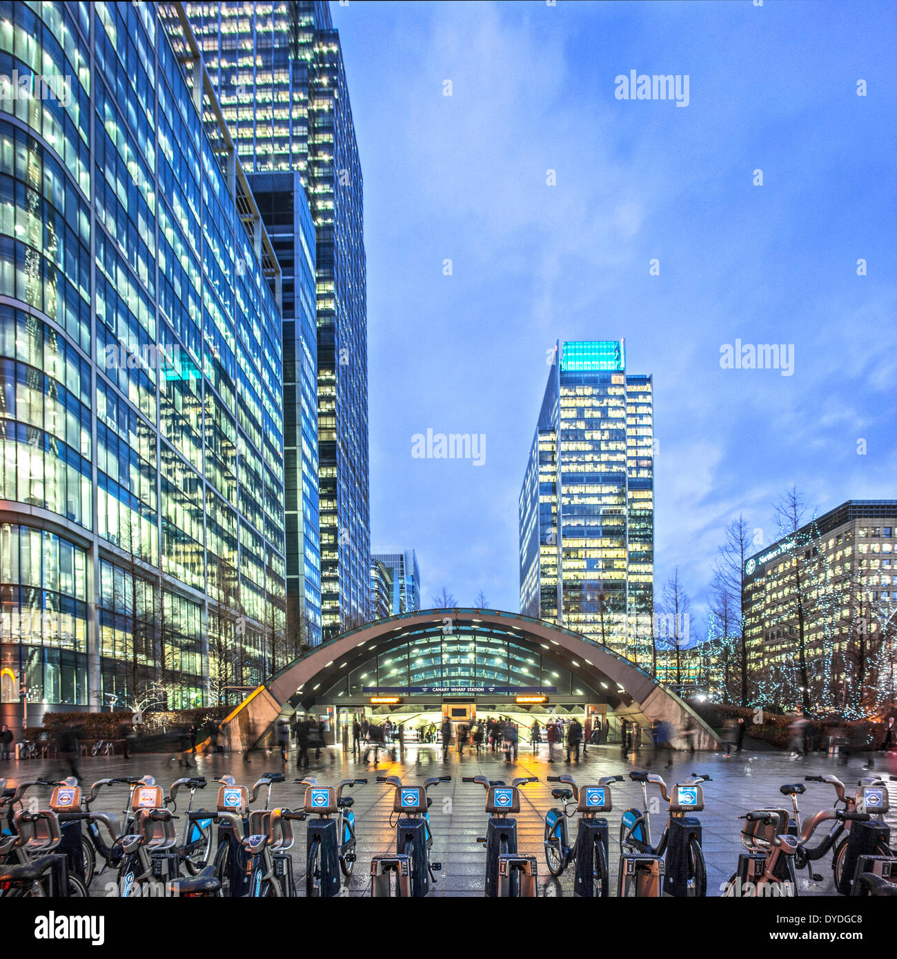 Canary wharf station architecture hi-res stock photography and images ...