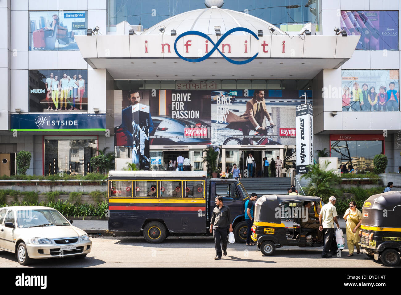 Shopping mall police hi-res stock photography and images - Alamy
