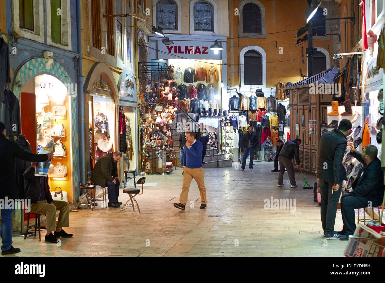 People shopping at the Grand Bazaar Istanbul, Turkey Stock Photo - Alamy