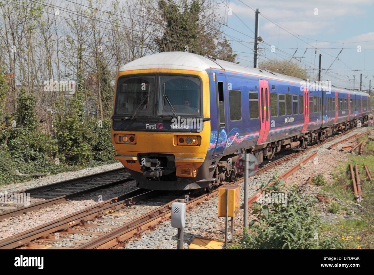 First Great Western (Class 166 Turbo) train passing through Hanwell ...