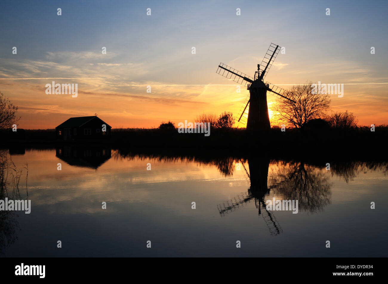 A sunset on the River Thurne on the Norfolk Broads at Thurne, Norfolk ...