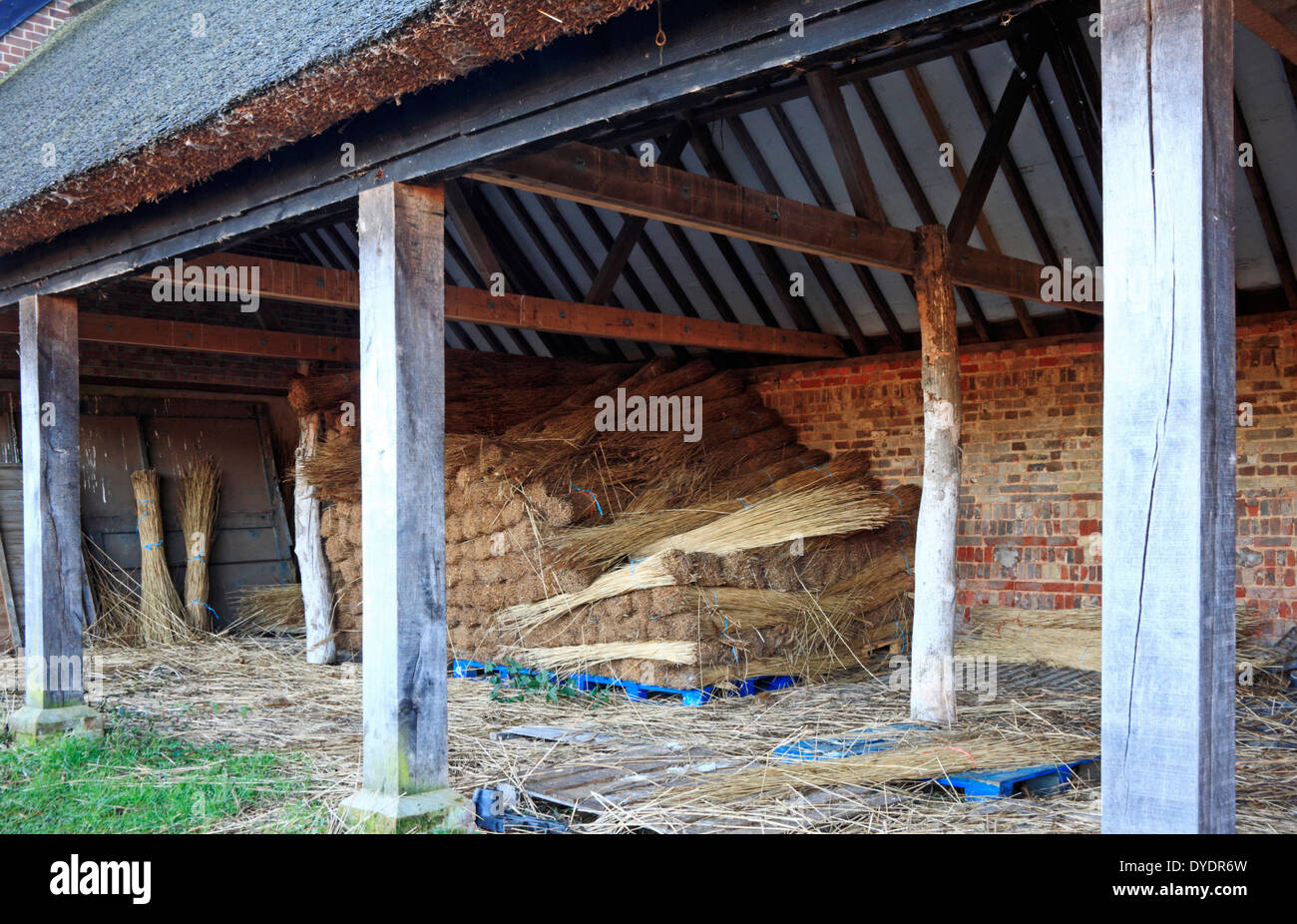 Open sided barn hi-res stock photography and images - Alamy