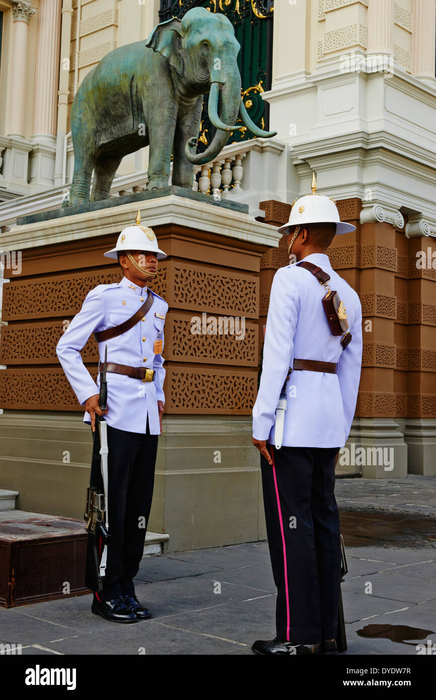 Thailand, Bangkok, Guards at the Royal Palace Stock Photo - Alamy