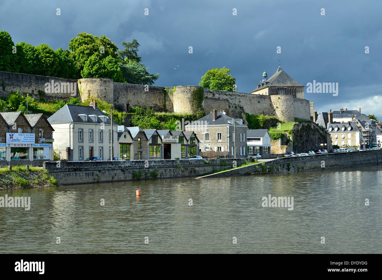 Mayenne city castle river la hi-res stock photography and images - Alamy