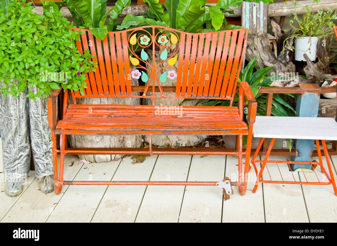 Empty bench hi-res stock photography and images - Alamy
