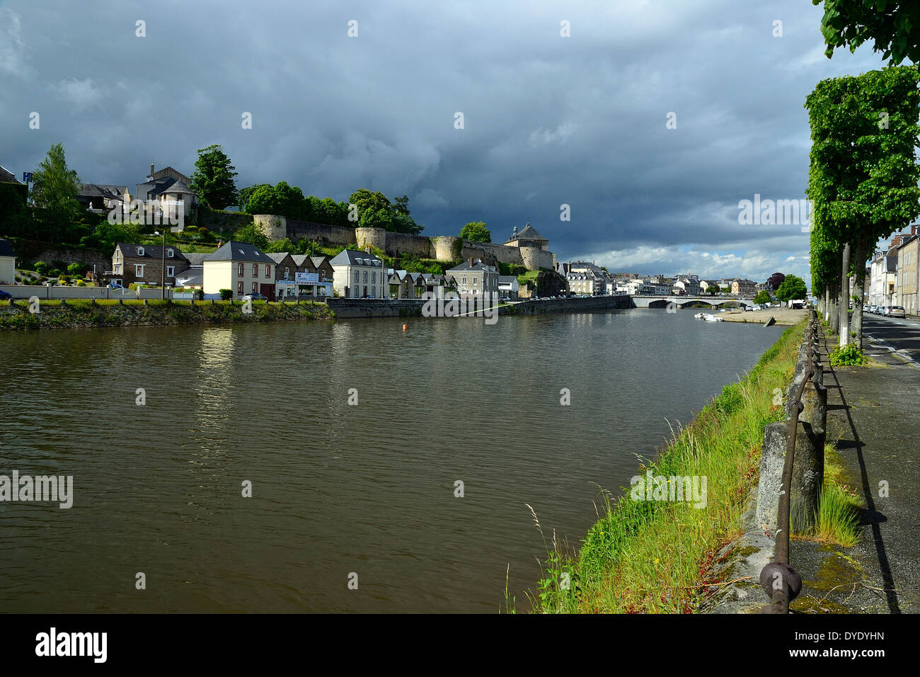 Mayenne city castle river la hi-res stock photography and images - Alamy