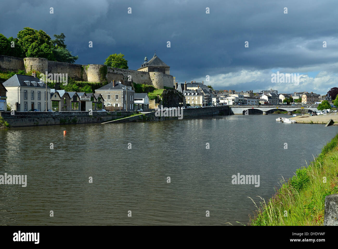 Mayenne city castle river la hi-res stock photography and images - Alamy