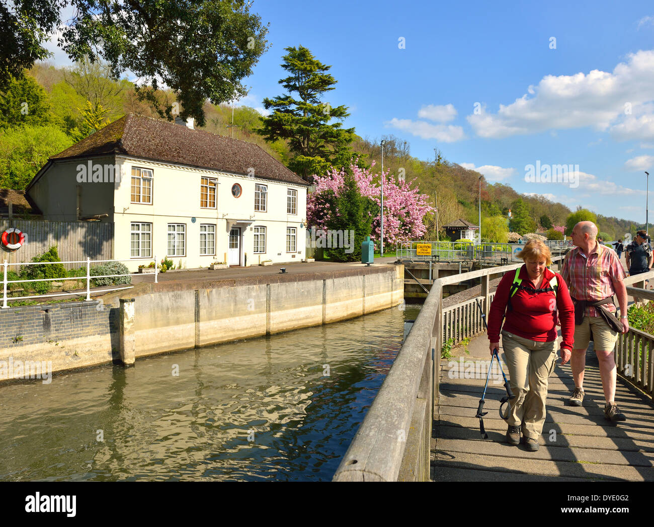 Walkers passing Marsh Lock and the lock keeper's house on the River ...