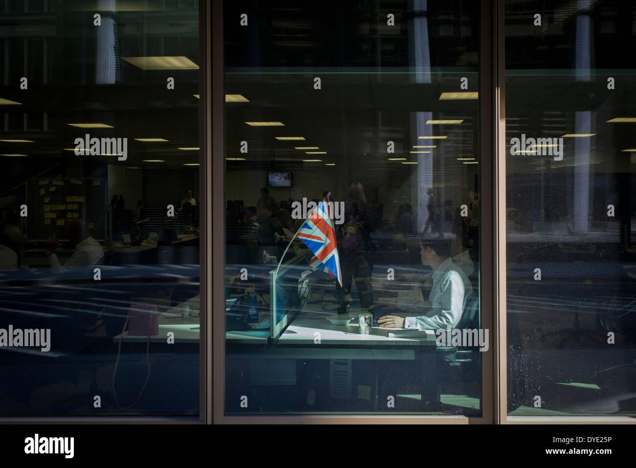 Office workers desk uk hi-res stock photography and images - Alamy