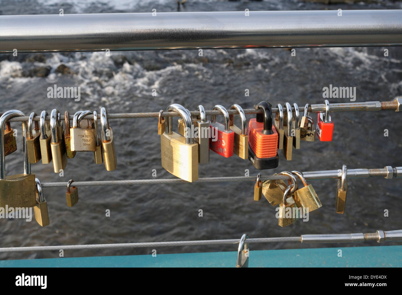 Love Locks on weir bridge a footbridge over the river Wye in Bakewell ...