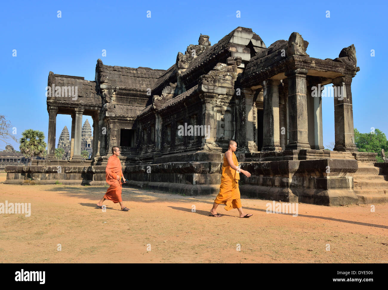 Five monks and angkor wat hi-res stock photography and images - Alamy