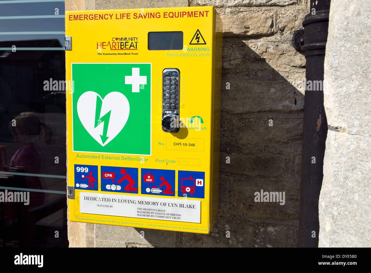 Public defibrillator hi-res stock photography and images - Alamy
