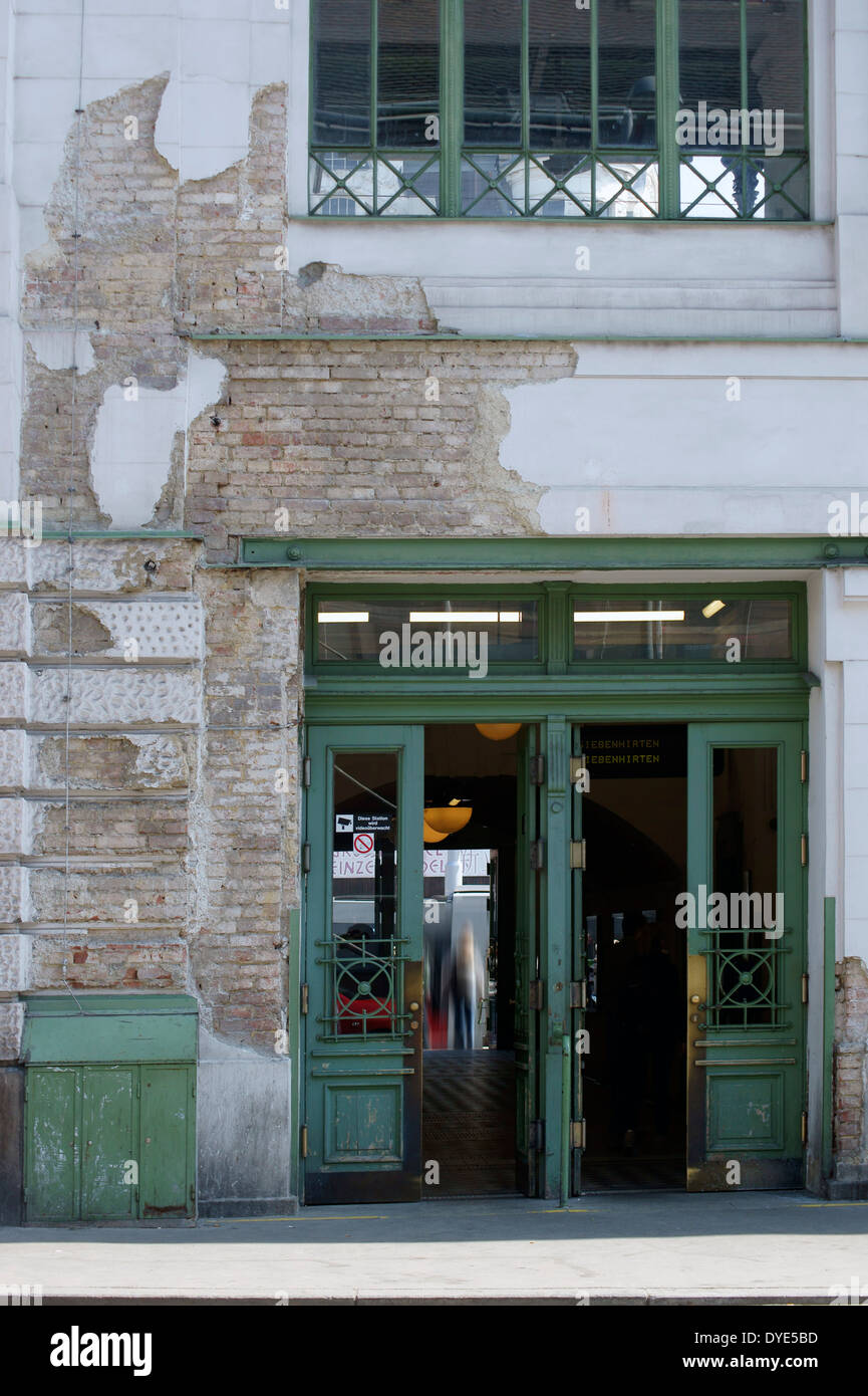 Crumbling house facade hi-res stock photography and images - Alamy