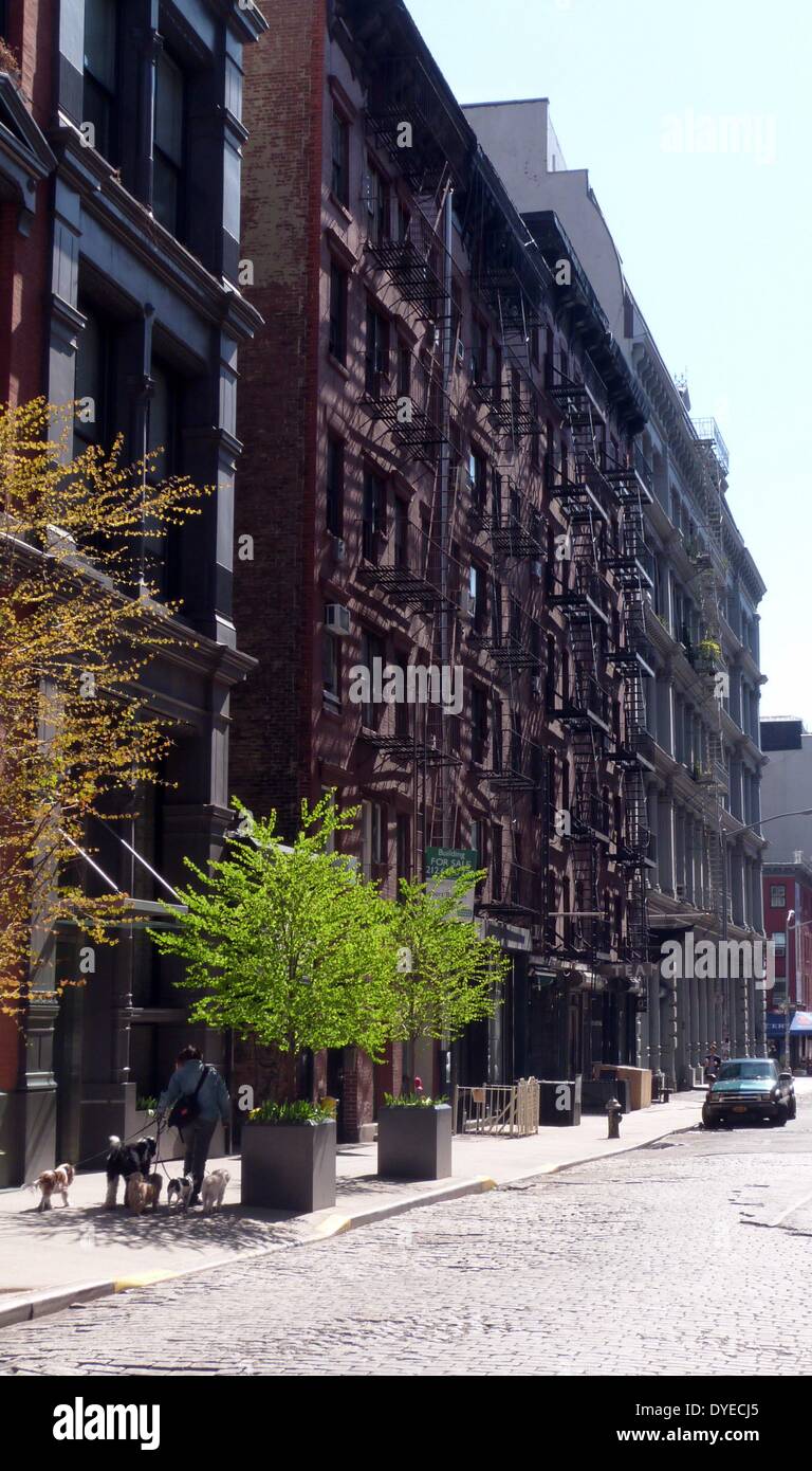 New york city tenement buildings hi-res stock photography and images ...