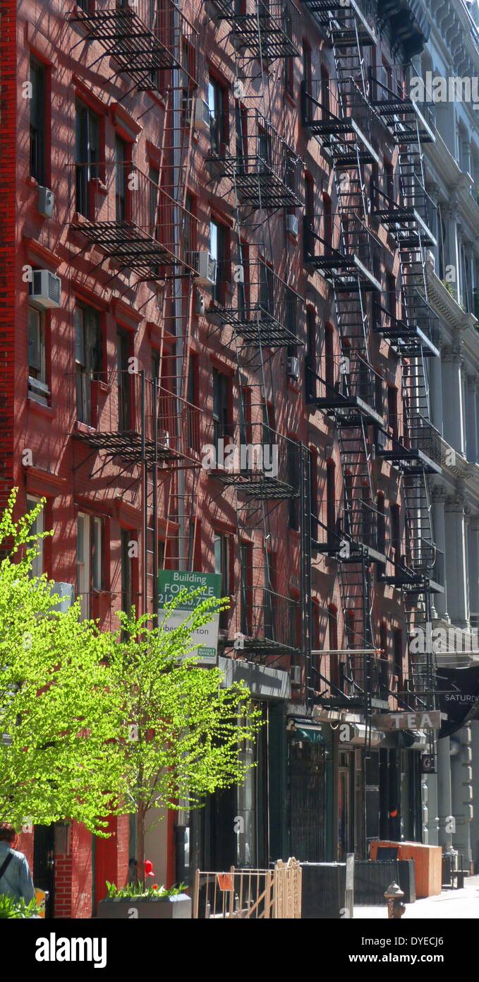 New york city tenement buildings hi-res stock photography and images ...