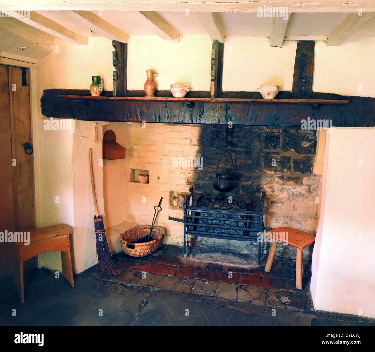 16th Century Fireplace and Living Room. Restoration of Shakespeare's ...