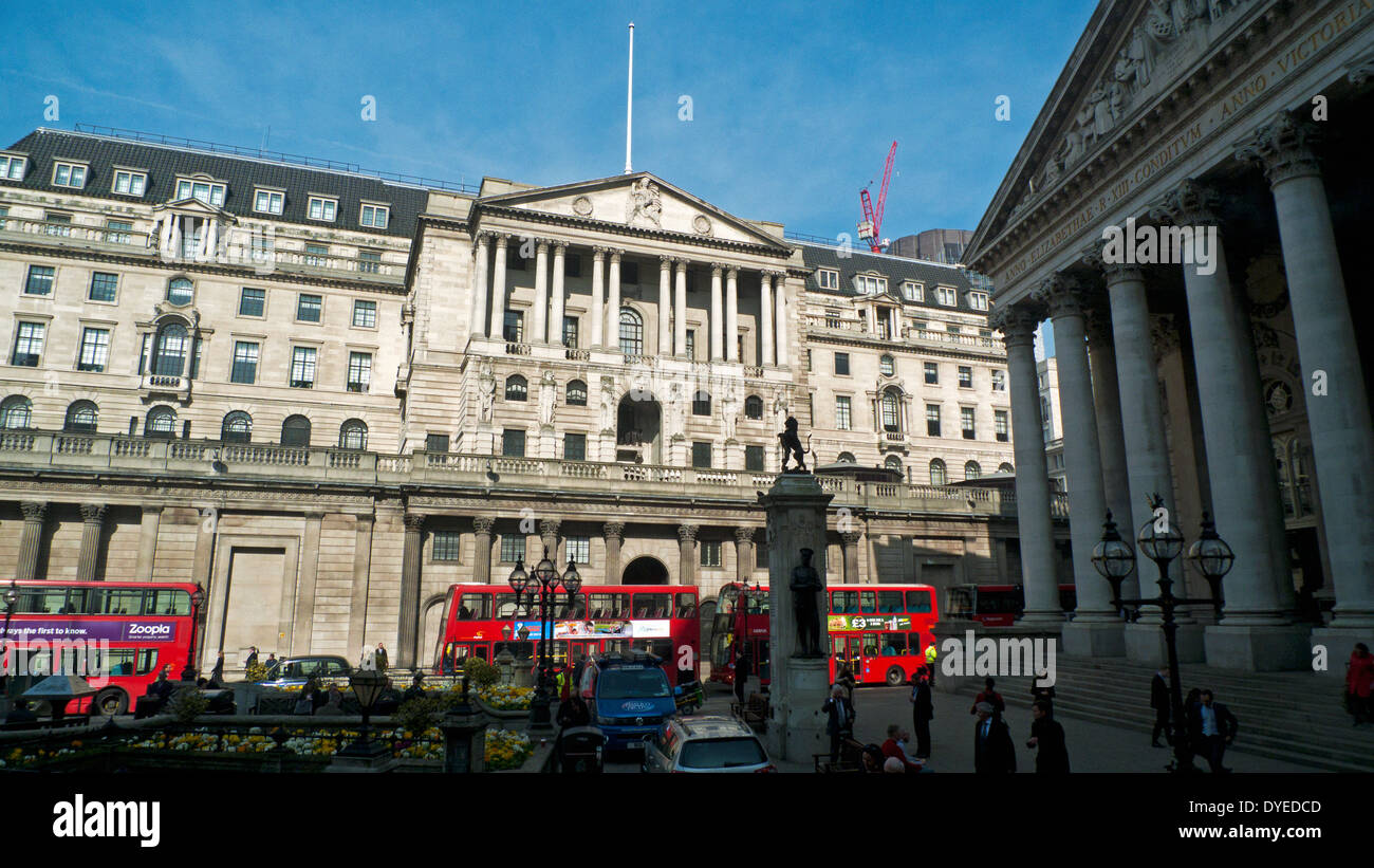 Red double-decker buses on Threadneedle Street outside The Bank of ...