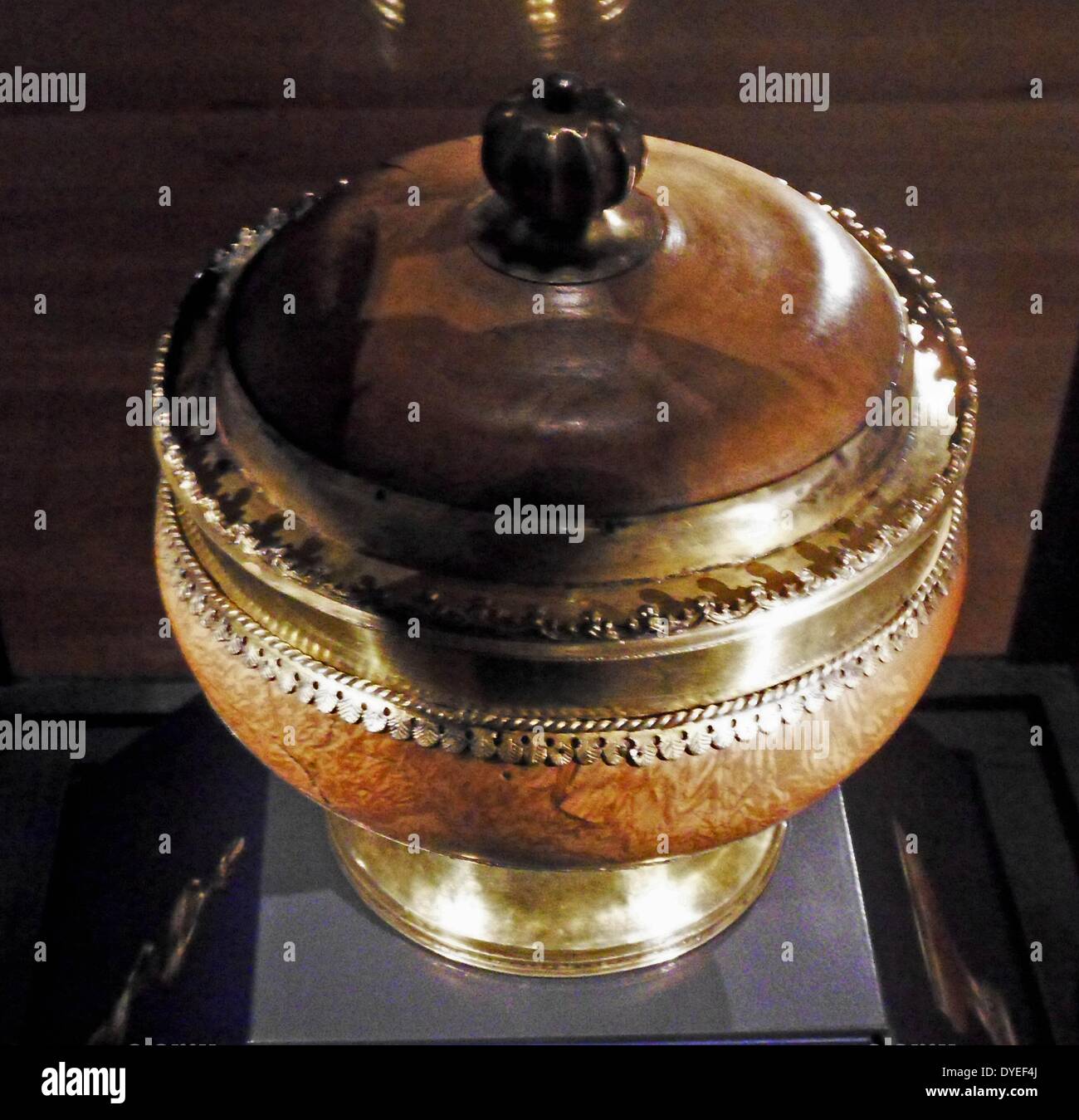 Mazer wood hi-res stock photography and images - Alamy