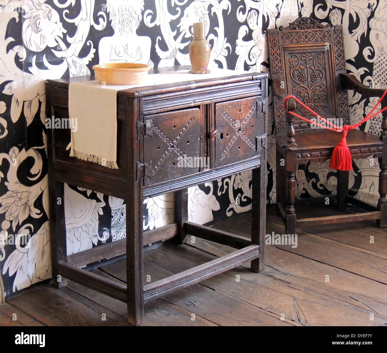 16th Century Bedroom. Restoration of Shakespeare's supposed birthplace ...