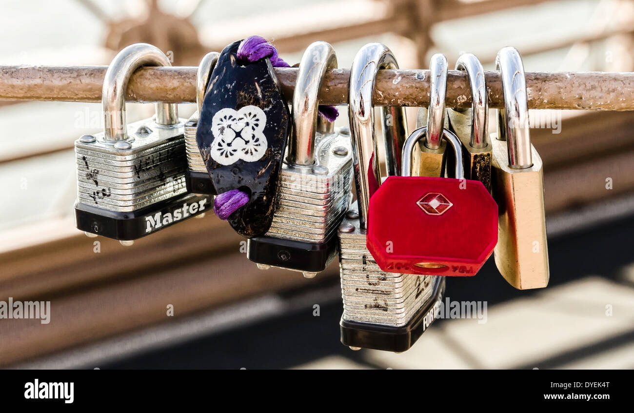 Love lock bridge brooklyn hi-res stock photography and images - Alamy
