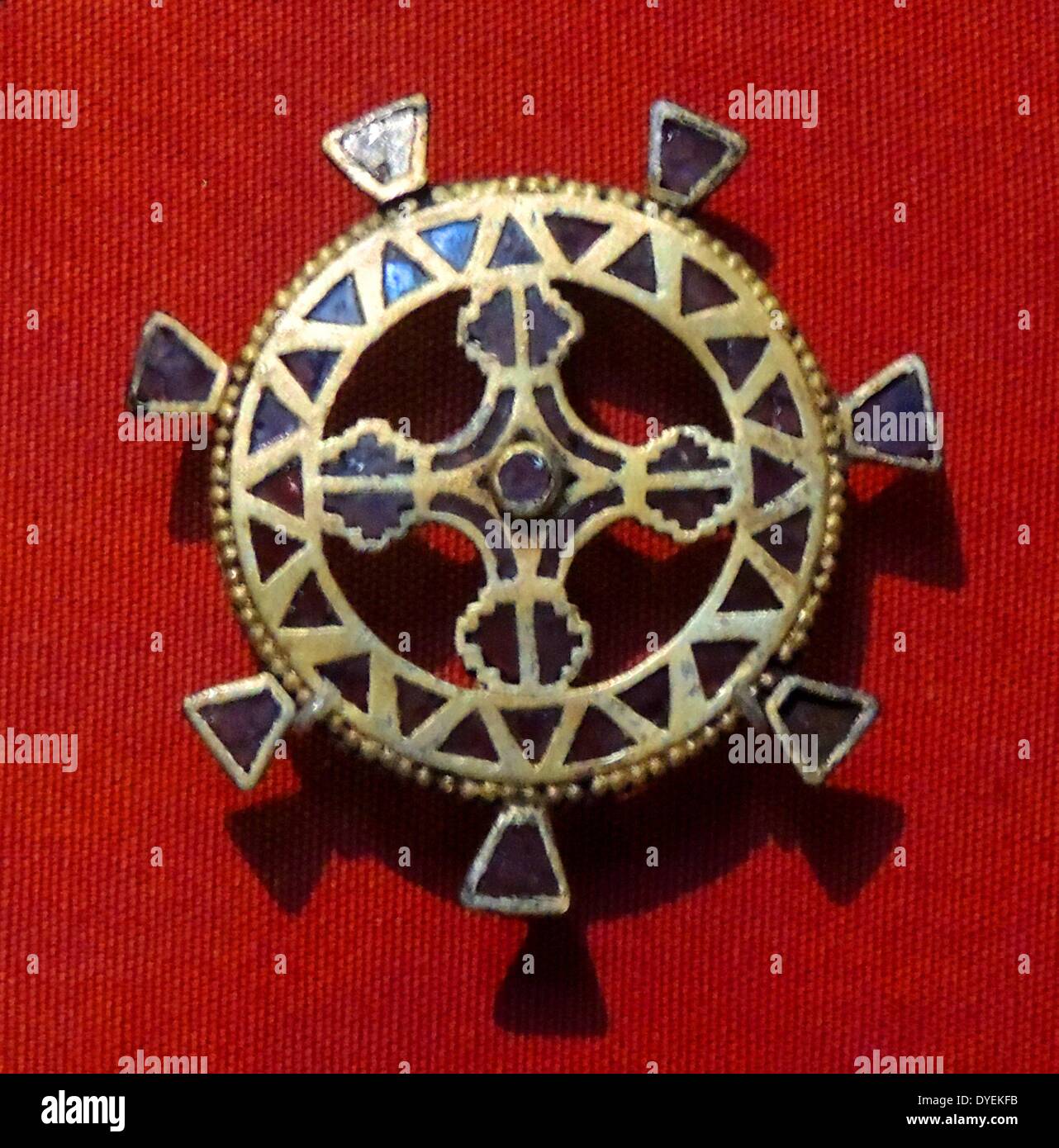 Gold brooch hi-res stock photography and images - Alamy