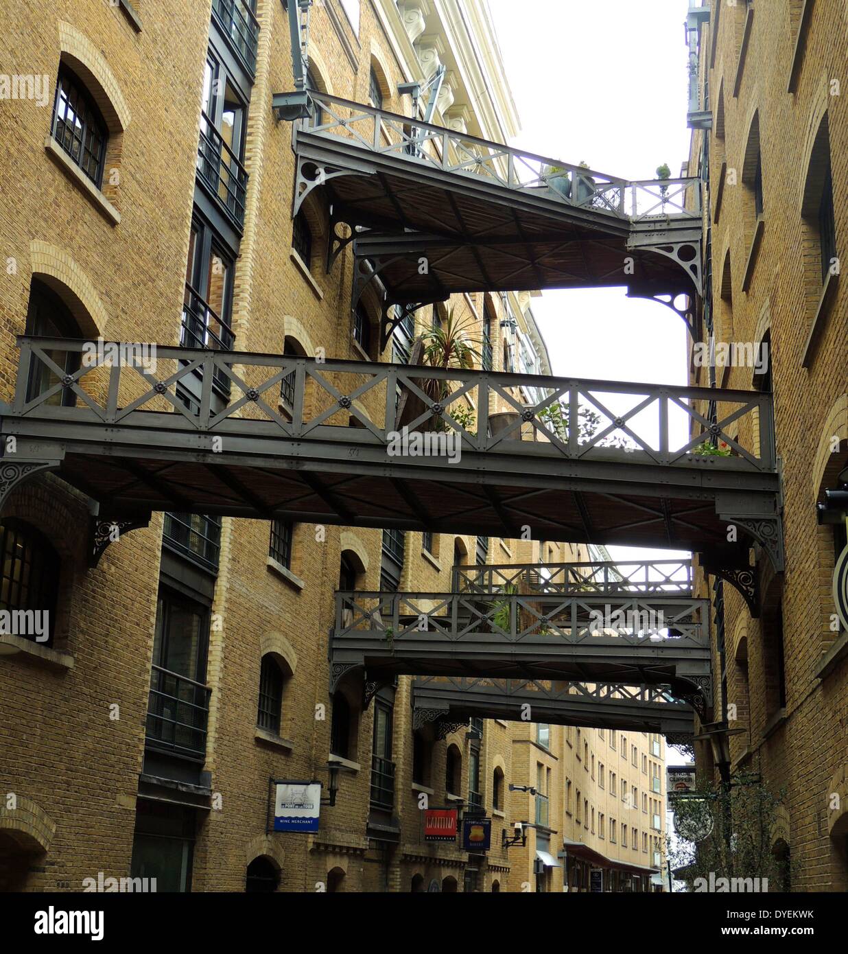 London walkways hi-res stock photography and images - Alamy