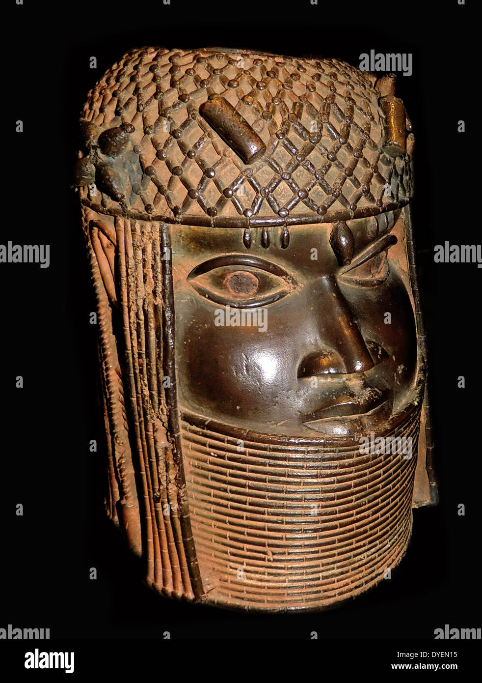 Brass head of oba of benin hi-res stock photography and images - Alamy