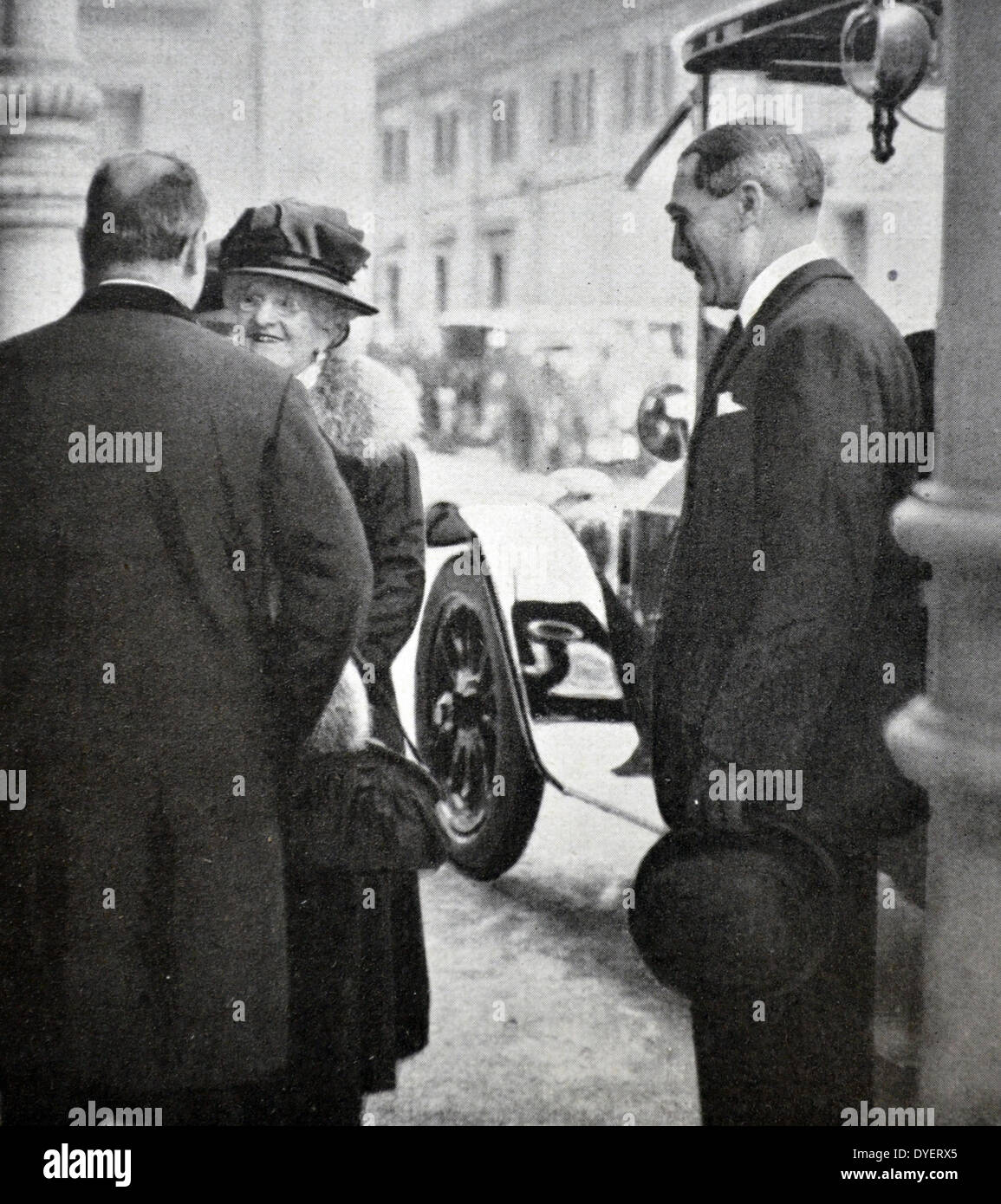 Fascist greeting hi-res stock photography and images - Alamy