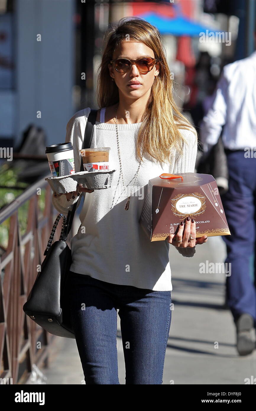 Jessica Alba gets a Tres Marie italian breakfast and coffee to go in ...