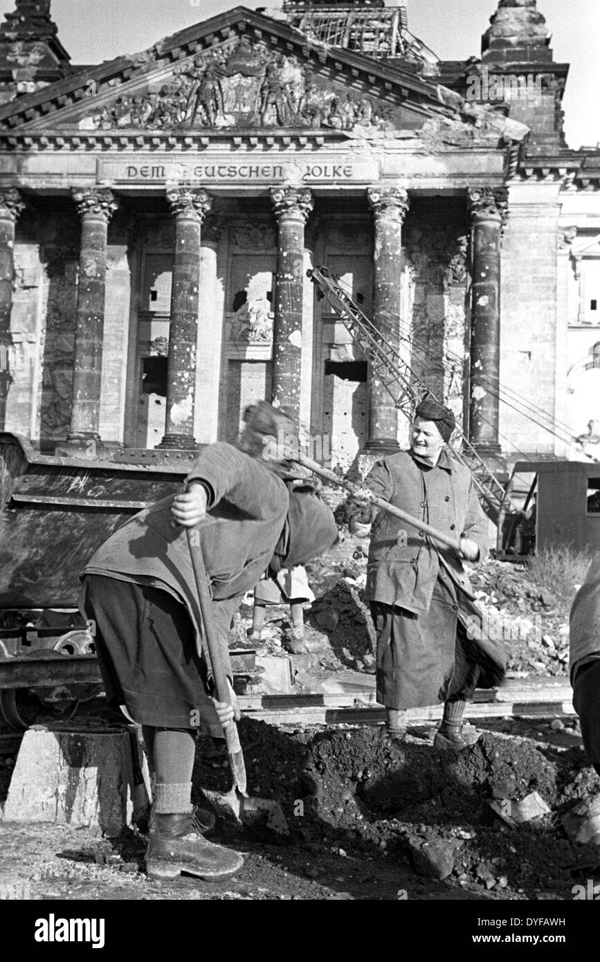 "Rubble women" during clearing works on Platz der Republik in front of ...